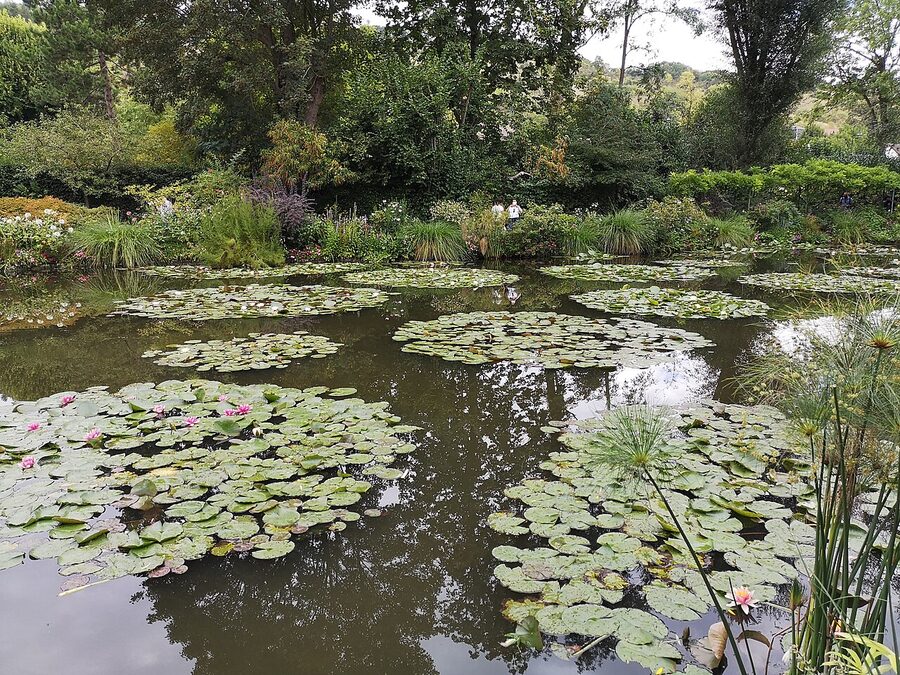 Flower arches at the Clos Normand path Giverny