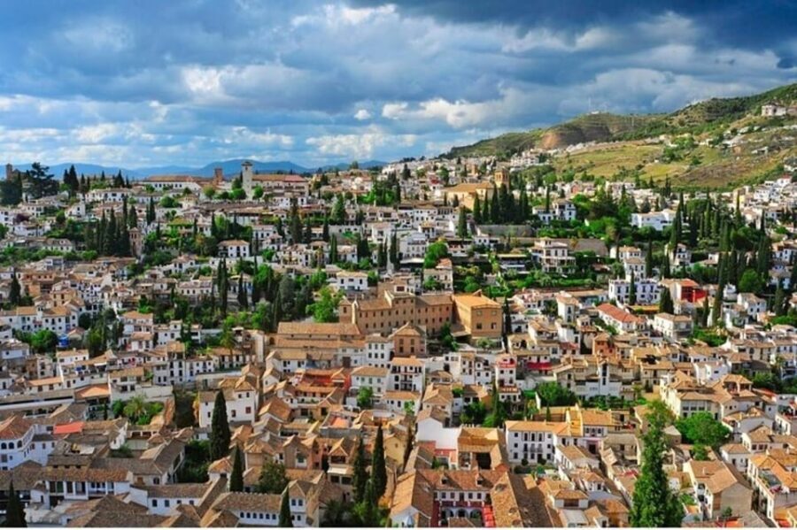 Granada : Albayzin and Sacromonte Walking Tour - What to Expect During the Tour