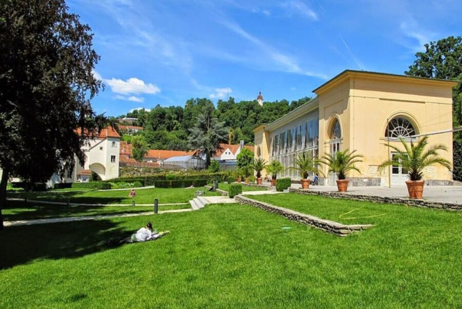 Graz: Old Town Highlights Private Walking Tour - What Its Like to Walk Graz with a Guide