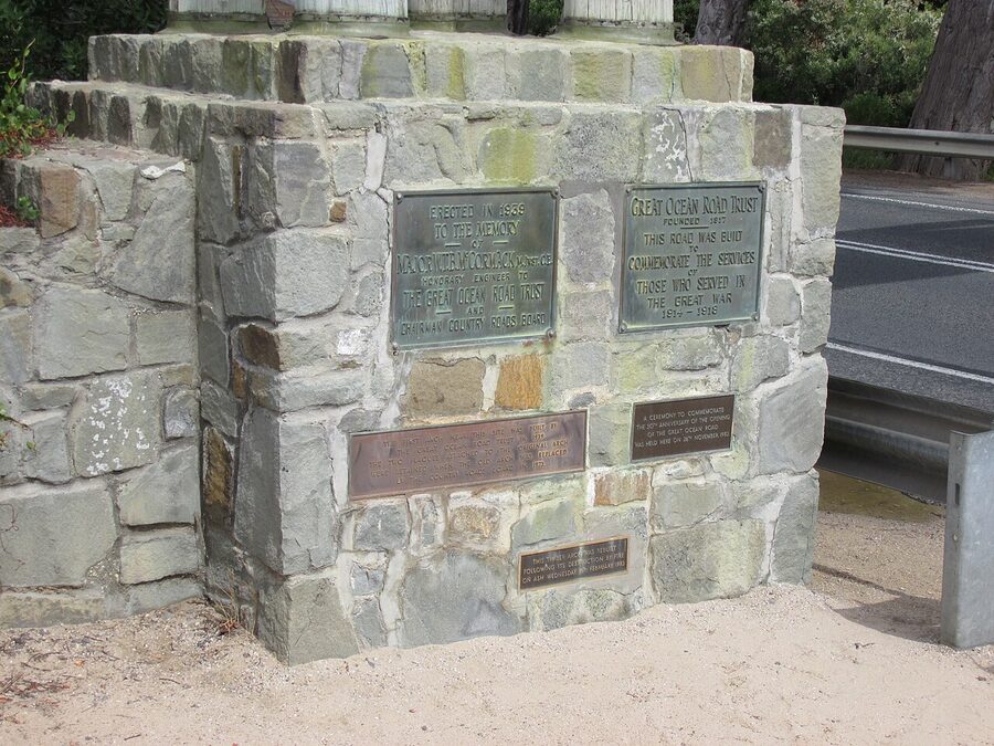 Great Ocean Road Memorial Arch at Eastern View