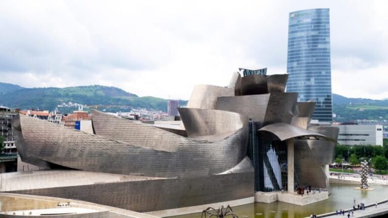 Guggenheim: Art explained by artists - Delving into Sculptures and Outdoor Masterpieces