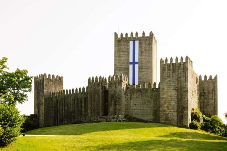 Guimarães: Highlights and Hidden Gems Walking Tour - Exploring the Main Landmarks