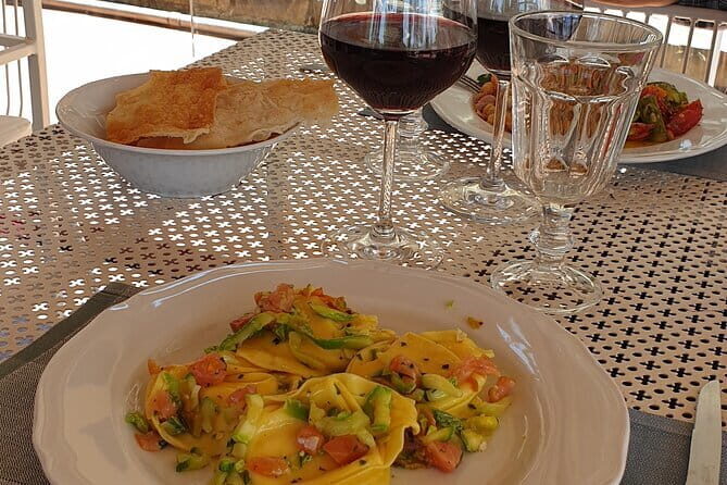 Horseback ride and gourmet cuisine in a historic food shop - What Does it Cost and Is It Worth It?