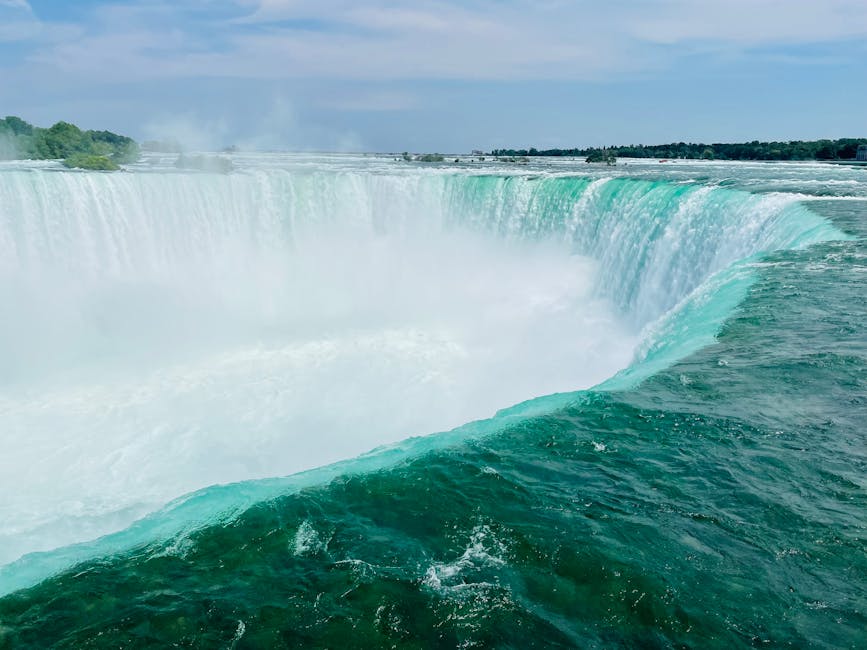 Horseshoe Falls from Table Rock with mist rising