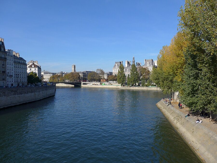 Hotel de Ville Paris from the Seine river