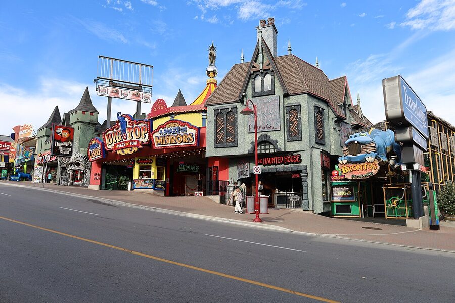 Clifton Hill entertainment strip at Niagara Falls