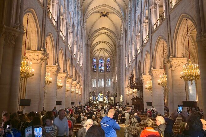 Île de la Cité Guided Tour & assistance Notre Dame entrance - The Guide and the Experience