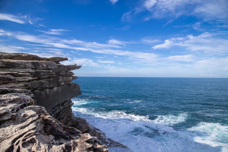 Dramatic Sydney coastal cliffs over the Pacific Ocean