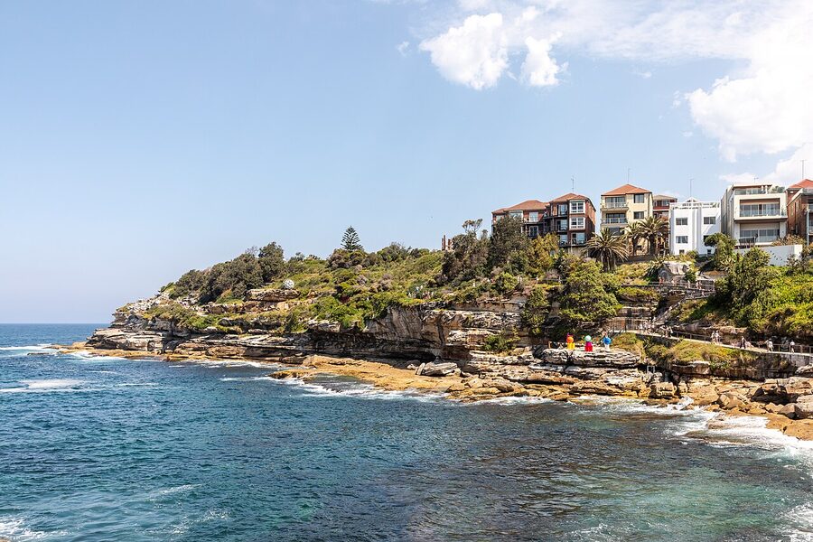 Bondi to Bronte coastal walk along the cliffs above the ocean