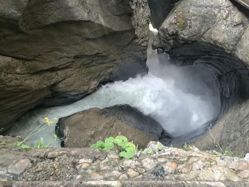 Interlaken: 72 Waterfalls Valley & Lauterbrunnen E-Bike Tour - Guides and Group Experience