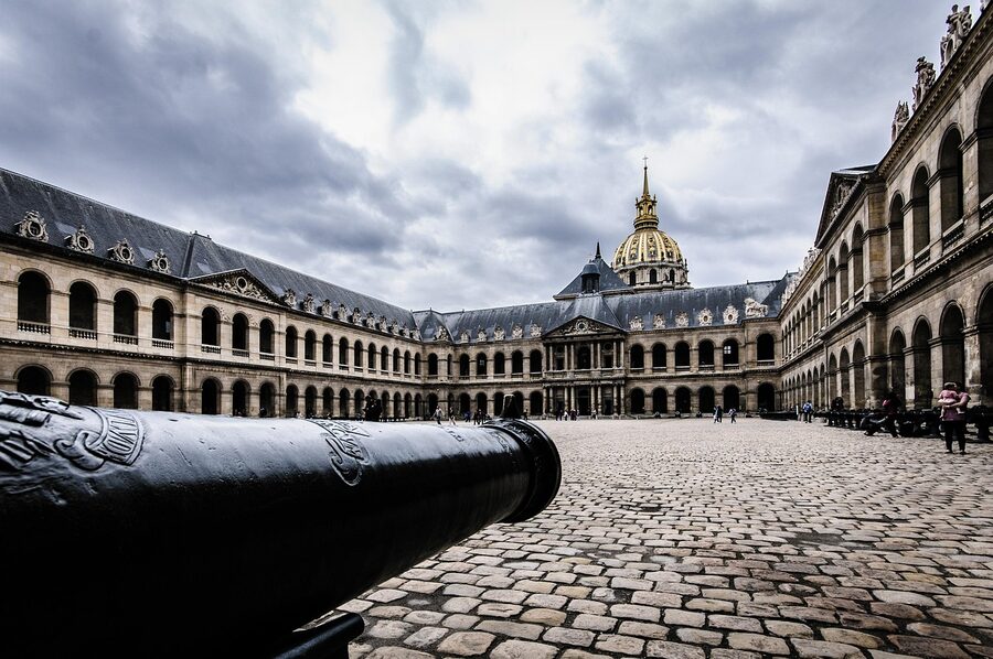 Cour d'honneur with historic cannons at Hotel des Invalides