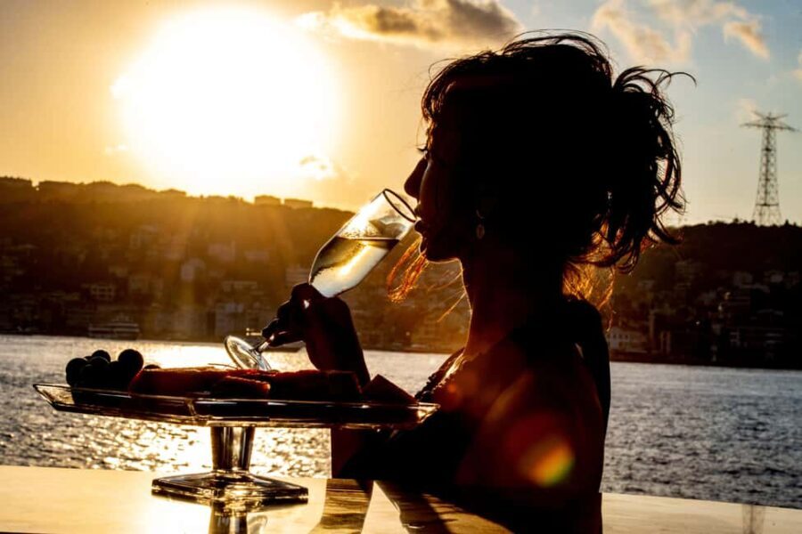 Istanbul: Bosphorus Lunch Cruise with Guide & Drinks - Key Points