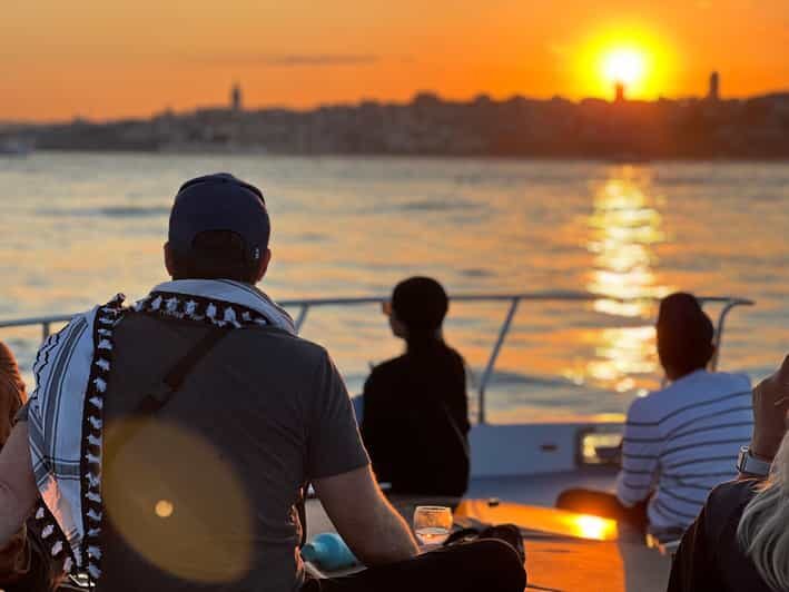 Istanbul: Bosphorus Sunset Cruise on a Luxury Yacht - Who Is This Tour Perfect For?