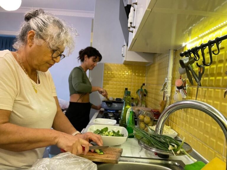Istanbul: Vegan/Vegetarian Cooking Class with Locals at Home - Why This Experience Works Well