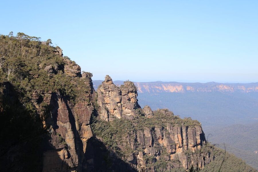 Three Sisters Blue Mountains Katoomba forested rocky canyon