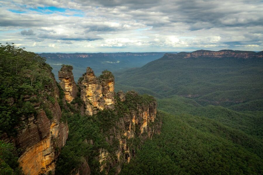 Three Sisters rock formation in Blue Mountains National Park summer