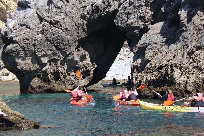 Kayak tour from Sesimbra to Ribeira do Cavalo Beach, passing through the caves - An In-Depth Look at the Kayak Tour from Sesimbra to Ribeira do Cavalo