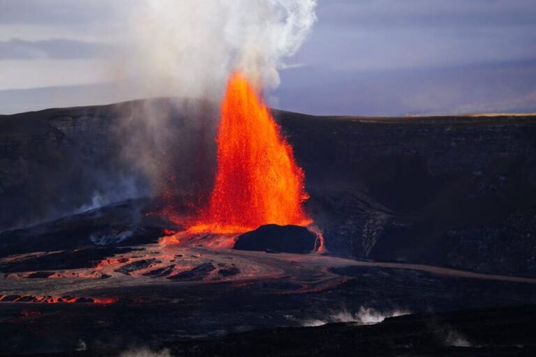 Spectacular lava fountain eruption at Kilauea Hawaii