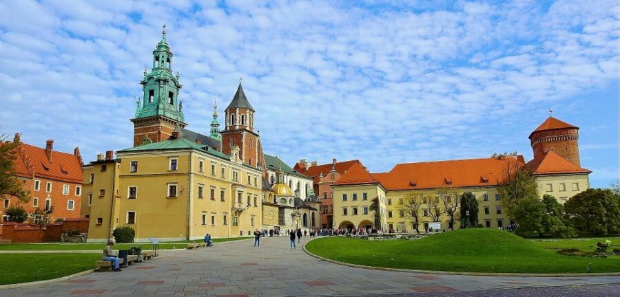 Krakow: Skip-the-Line Wawel Castle & Old Town Guided Tour - Walking the Royal Route
