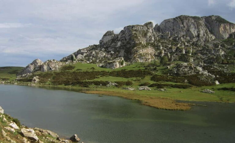Lakes of Covadonga and Sanctuary of Covadonga: Guided and interpreted tour - Why This Tour Offers Great Value