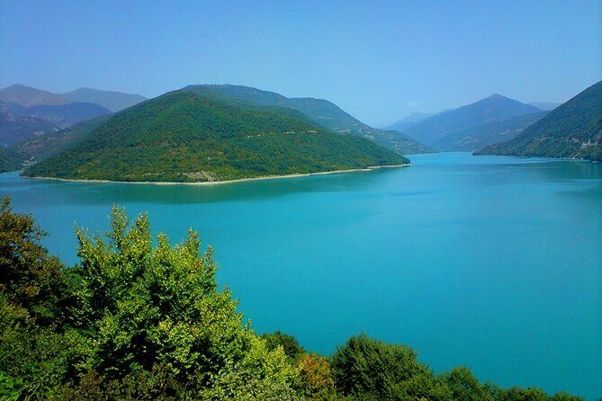 Landscapes of Ananuri Gudauri, Kazbegi and Hotel Rooms Group tour - The Itinerary in Detail