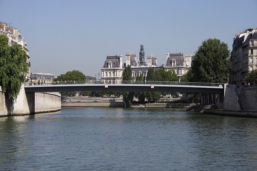 Pont Saint-Louis pedestrian footbridge between the two Seine islands, Paris