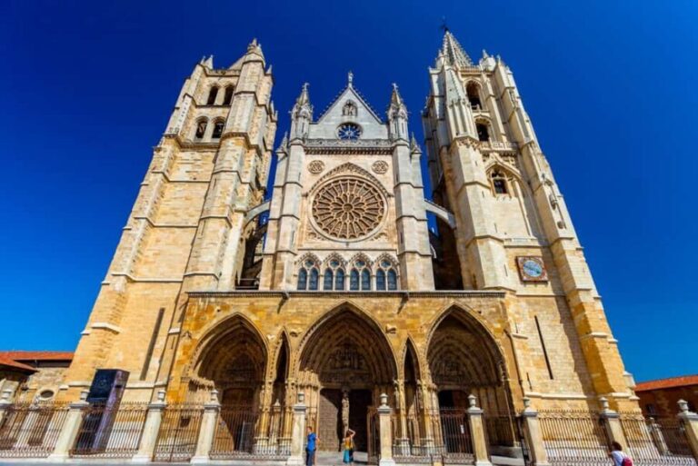 León Cathedral: tour with a local art historian - Value and Practicalities