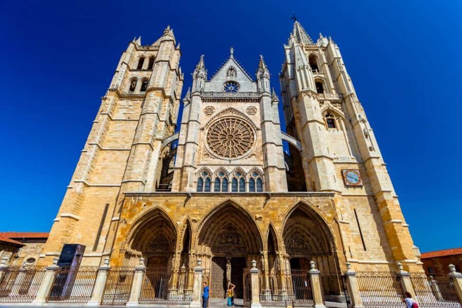 León Cathedral: tour with a local art historian - Value and Practicalities