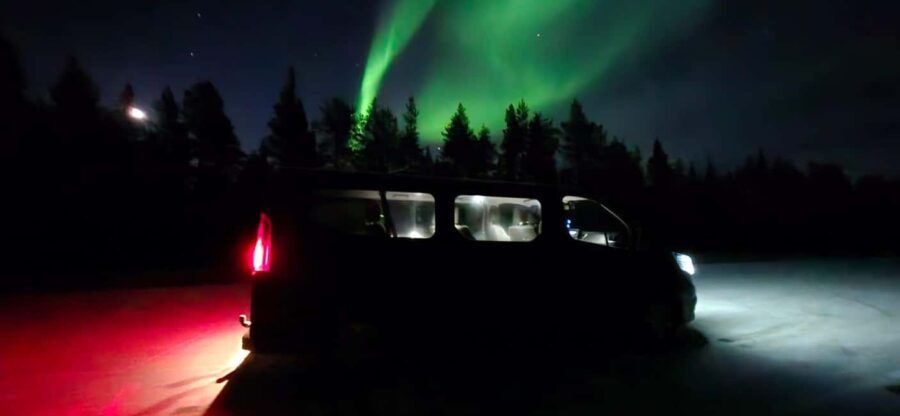 Levi: Northern Lights by Minivan with hot drinks and snacks - What You Can Expect on the Tour