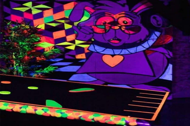 Lisbon: 18-Hole Indoor Minigolf Ticket with Bar Area - What You Can Expect During Your Visit