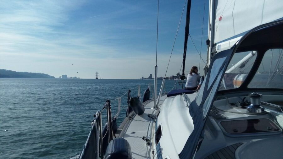 Lisbon: 2-Hour Sailing Yacht Cruise & Guided Tour w/2 drinks - An In-Depth Look at the Experience