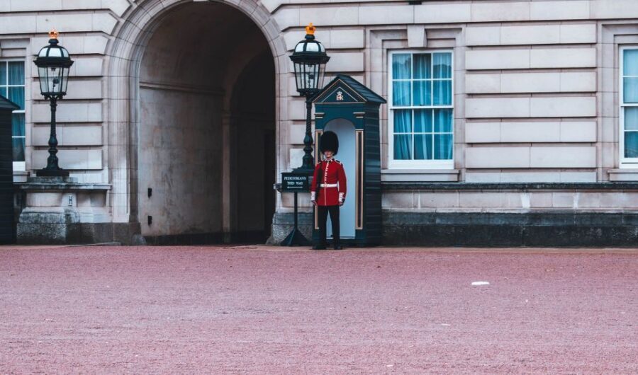 London: Changing of the Guard Private Group or Family Tour - The Historical Context