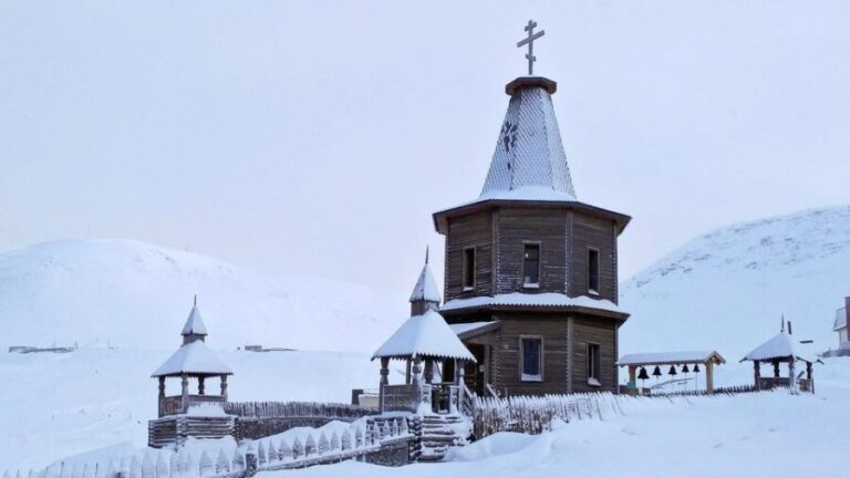 Longyearbyen: Snowmobile Tour to Barentsburg with Lunch - Exploring Barentsburg: Culture and Charm