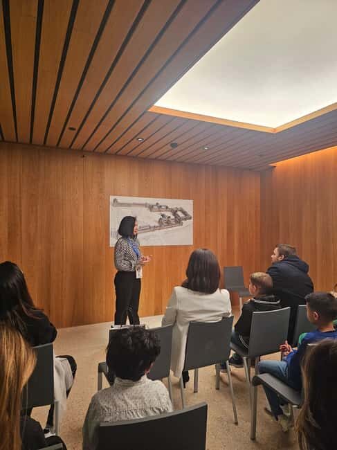 Louvre Museum (Essential)  2-hour visit in Portuguese with a photo session - What Sets This Tour Apart?