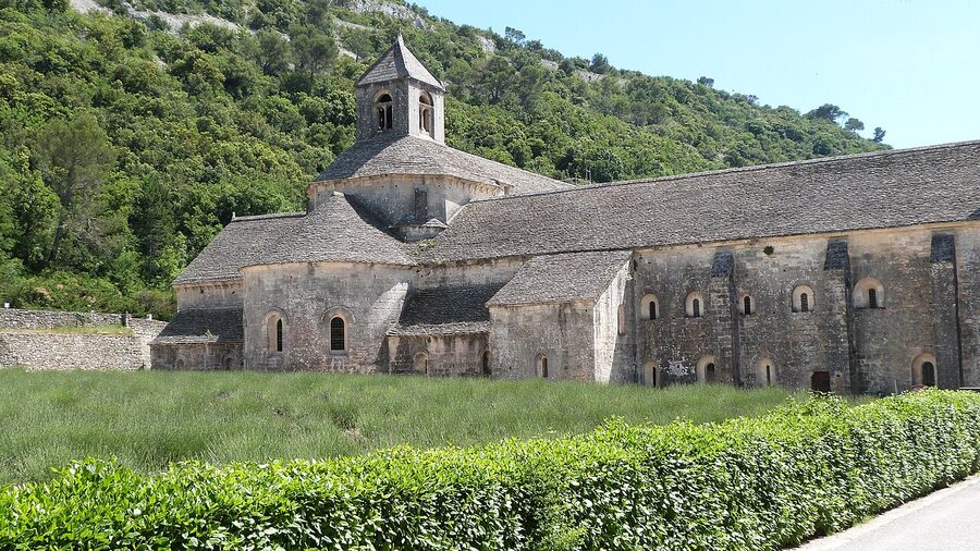 Sénanque Abbey wide view in its valley