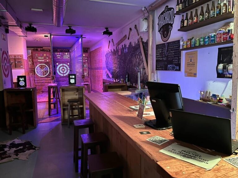 Madrid Atocha : Interactive Axe Throwing 1h - Who Would Enjoy This Experience?