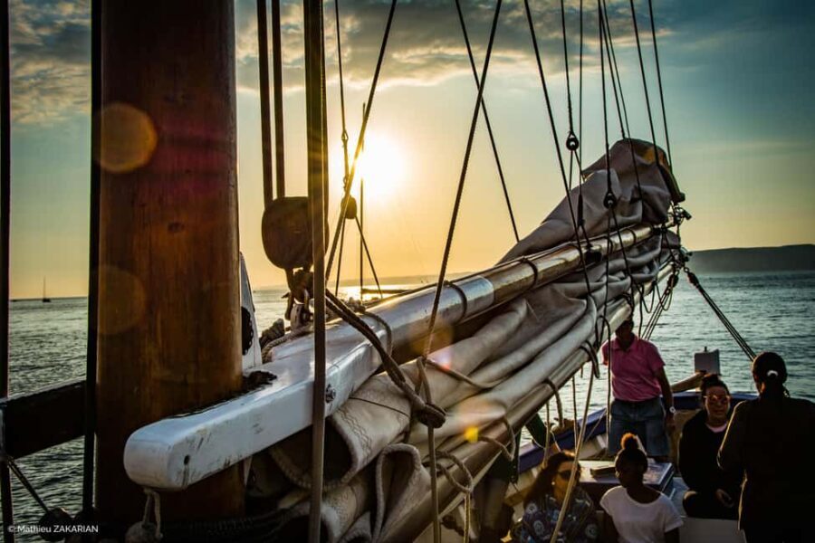 Marseille: Sunset Sailing, Buffet, and Wine - The Atmosphere and Scenic Beauty