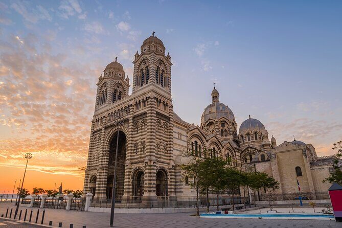Marseille's Classics - Guided by Knowledge and Flexibility
