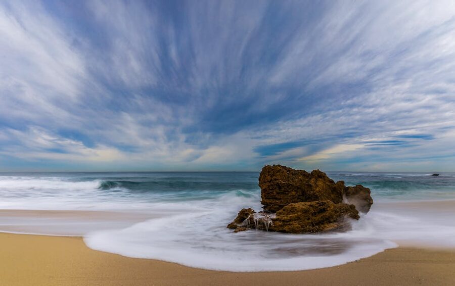 Waves crashing on rocks at Mornington Beach