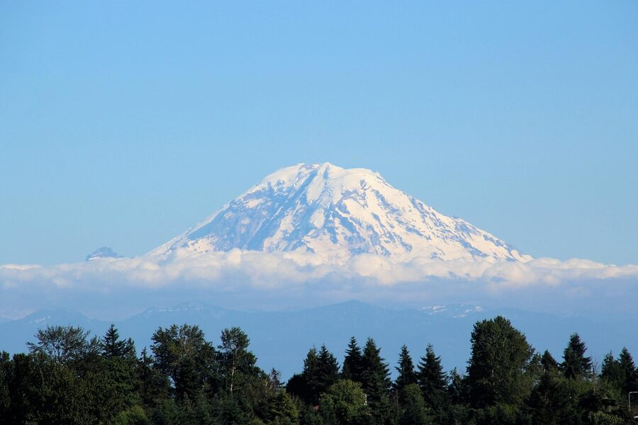 Mount Rainier seen from Seattle with the city in foreground