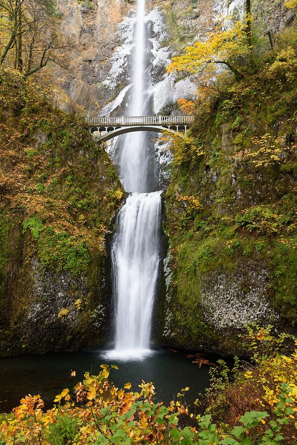 Full stacked view of Multnomah Falls both tiers