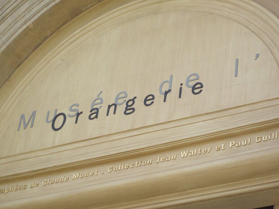 Name plaque carved above the door of the Musée de l'Orangerie