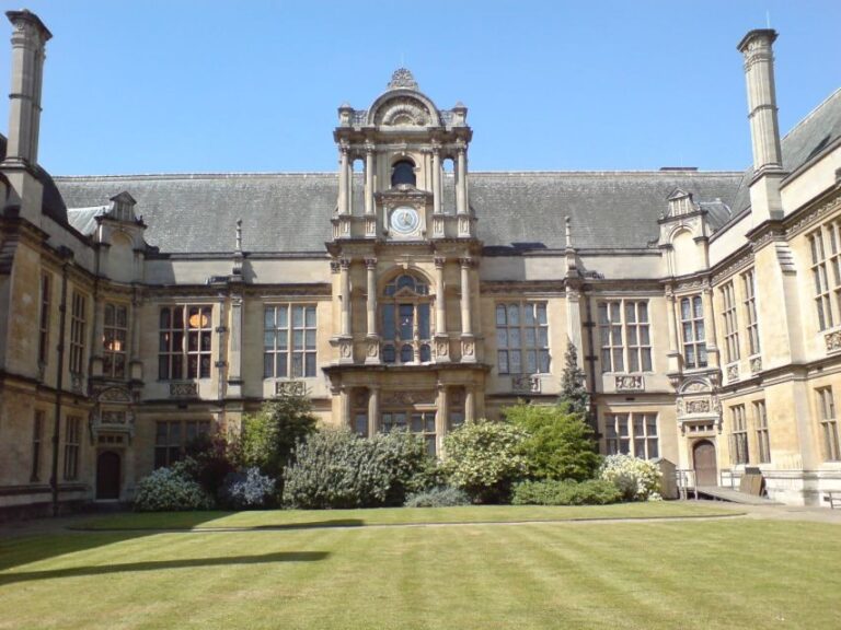Oxford: Private City Tour & University Historical Highlights - The Value of a Private Guided Experience