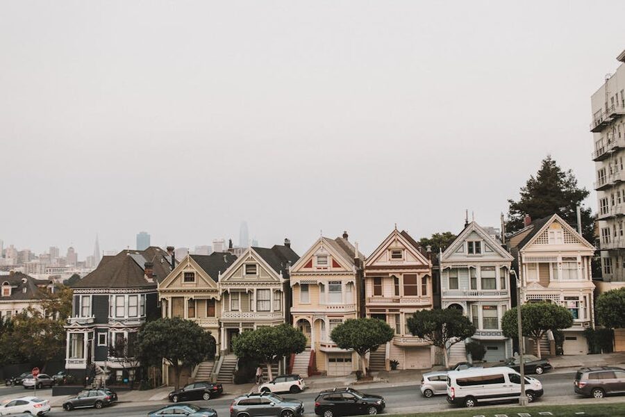 Painted Ladies with San Francisco skyline, Alamo Square