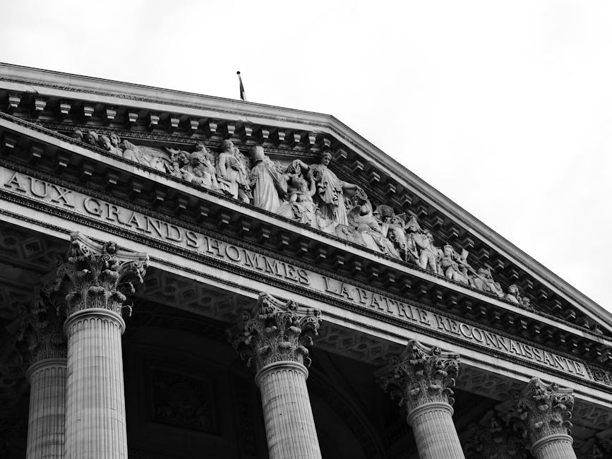 Black and white view of the Panthéon Paris facade