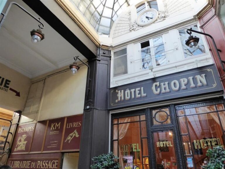 Paris: 2-Hour Passages Private City Tour in German - In-Depth Look at the Itinerary