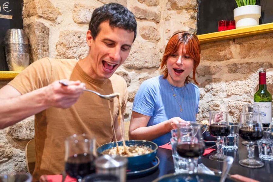 Paris: Champagne and Oysters Food Tour - The Seafood Introduction: Oysters and White Wine