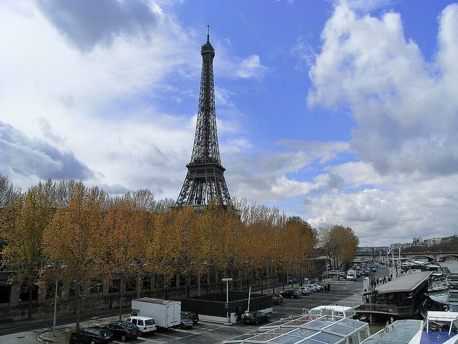Bateaux Parisiens piers under the Eiffel Tower at Port de la Bourdonnais