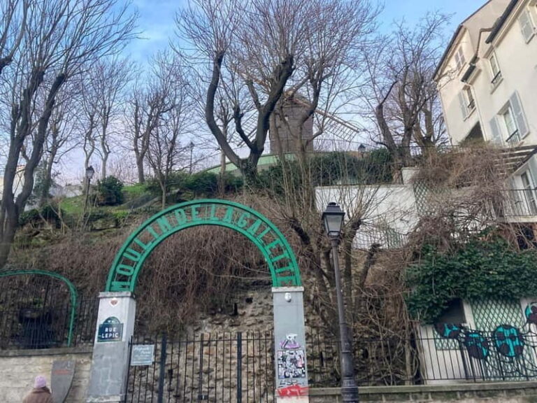 Paris: Montmartre Guided Walking Tour with Tastings - Tasting Local French Delicacies