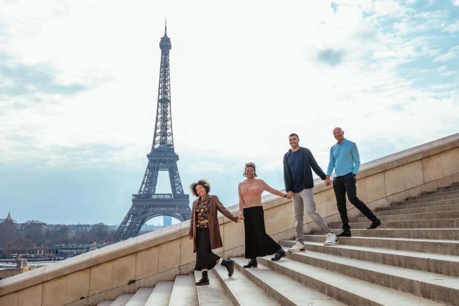 Paris photographer 1 hour near the Eiffel Tower or in Paris - What to Expect During the Session